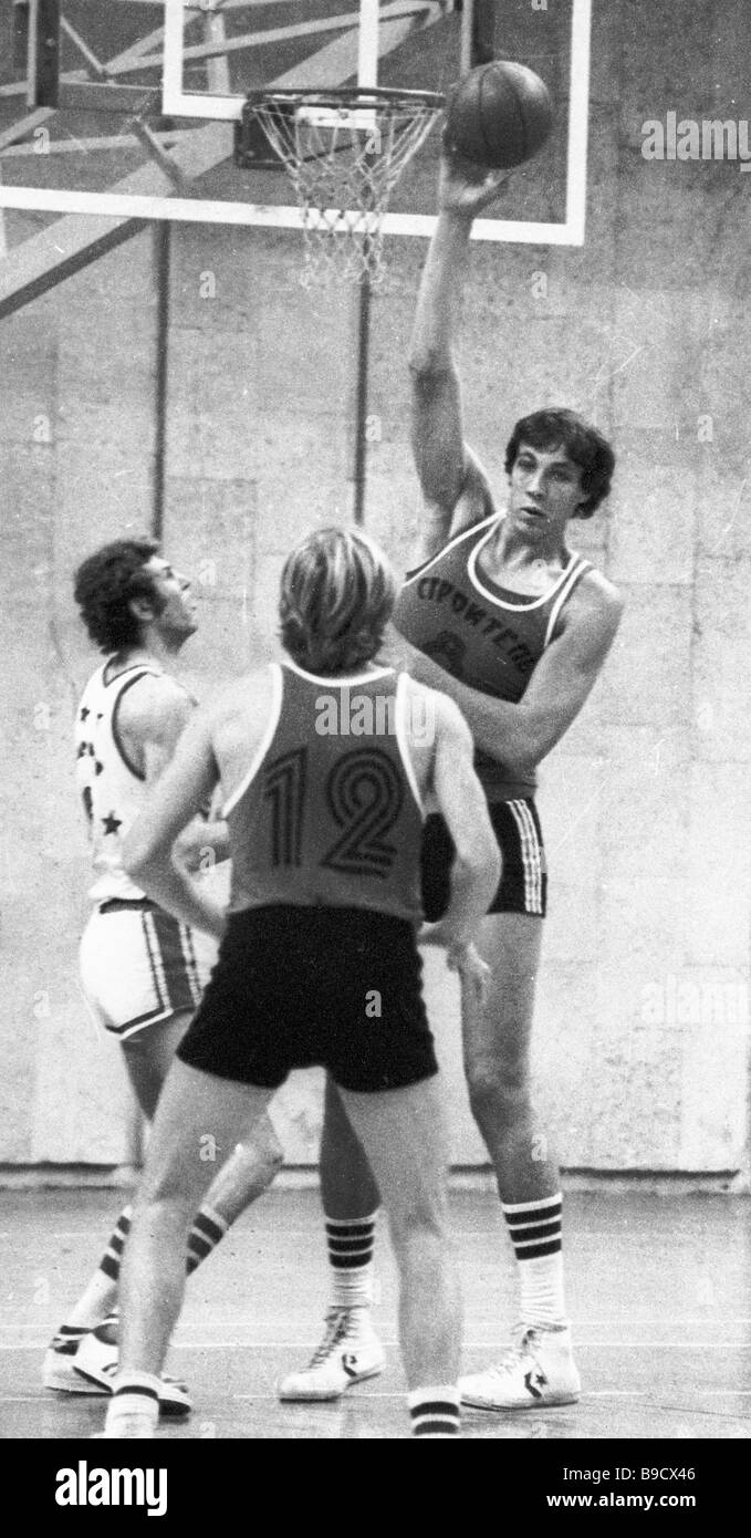 Stroitel Kiev basketballer Alexander Sizonenko right 2 meters 37 centimeters attacking the ...