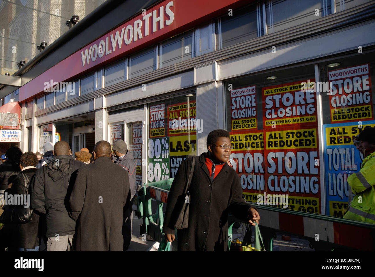 Woolworths closing down sale closed london hi-res stock photography and ...