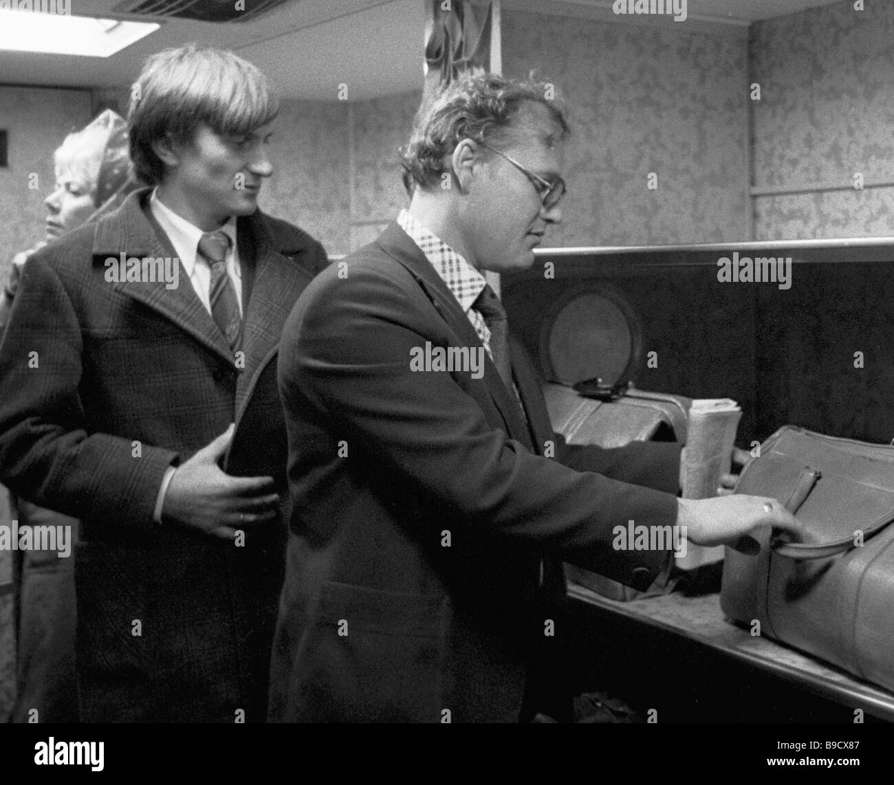 Passengers pick up their hand luggage inside IL 86 aircraft Stock Photo ...