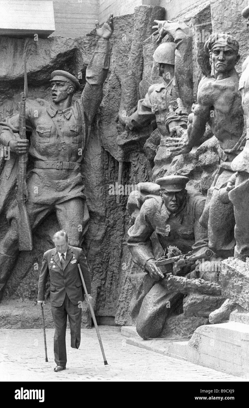 Hero of the Soviet Union visits the Kiev museum of the World War II ...