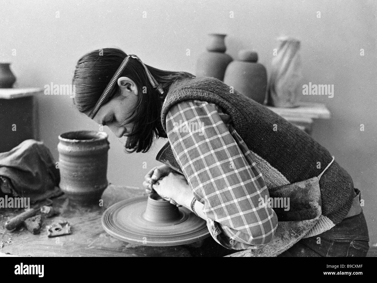 A young artist potter Stock Photo - Alamy