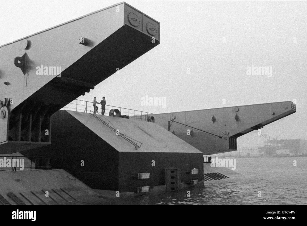 A special barge for transporting extremely large blocks of deep sea ...