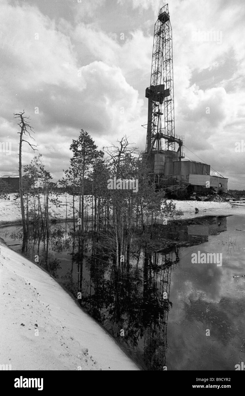 A drilling rig on the Surgut oil field Stock Photo - Alamy