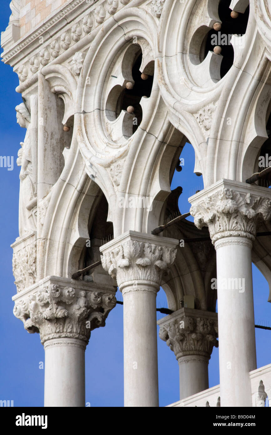 Particular of Doge's palace colonnade with marble arches Stock Photo ...