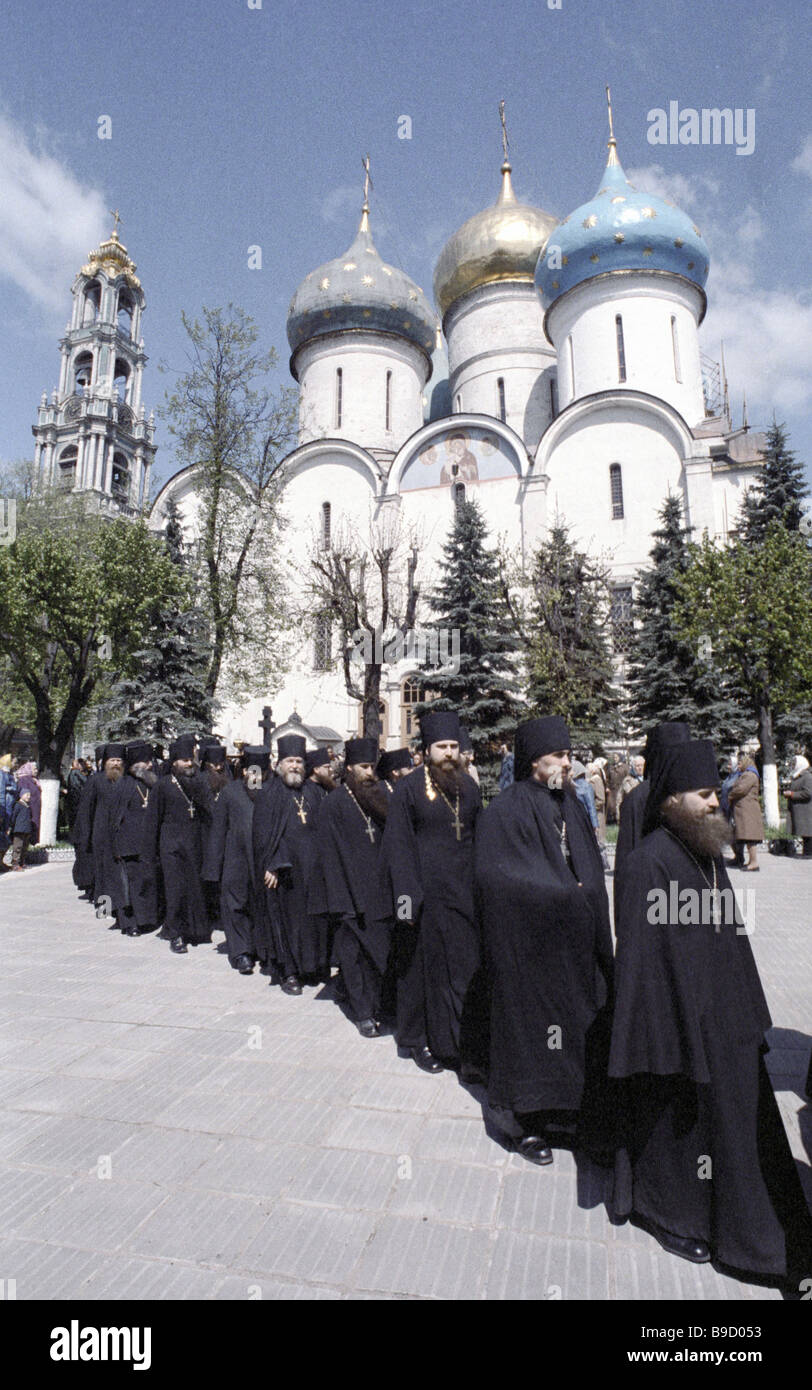 Clergymen outside the Trinity Sergius Monastery Stock Photo - Alamy