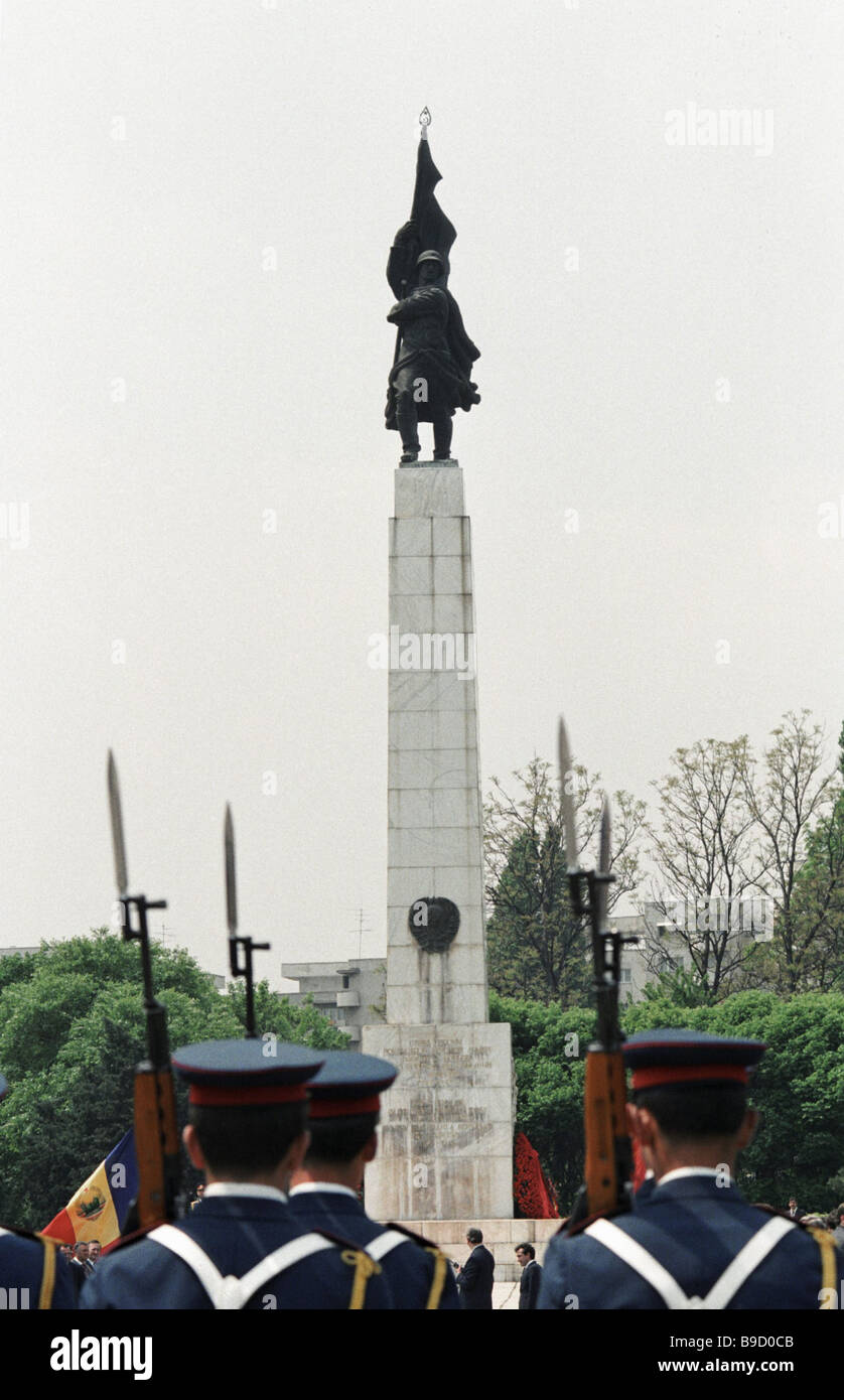 A monument to Soviet heroes who fell liberating Romania from Nazism ...