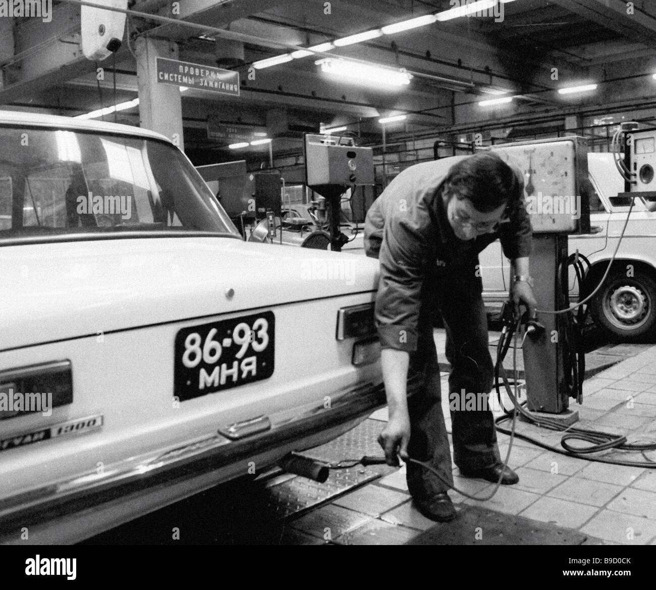 Auto mechanic analyzes toxic car exhaust Stock Photo - Alamy