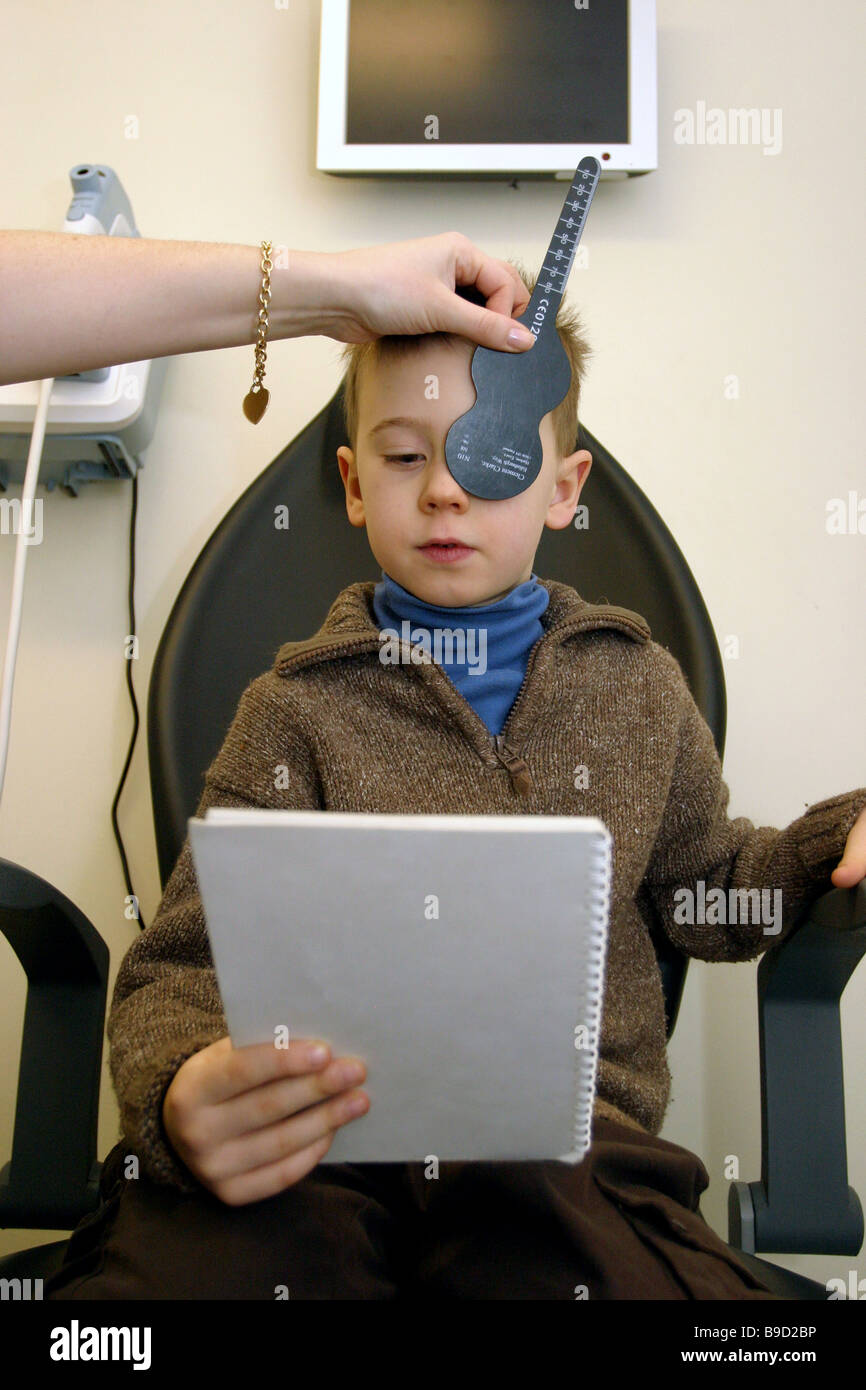 Young child having his eyes tested at opticians Stock Photo - Alamy