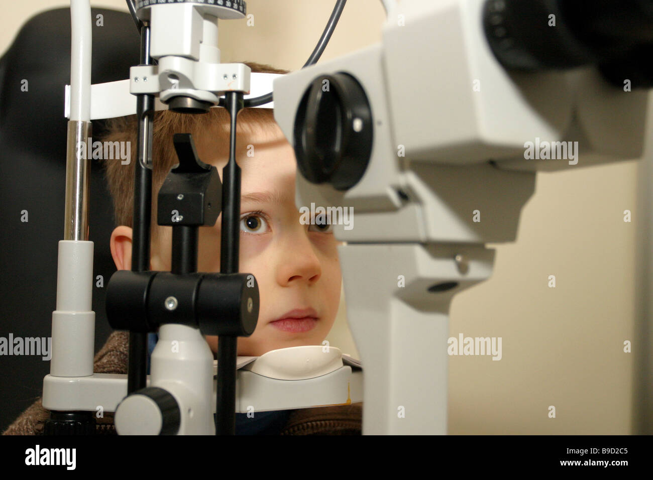 Young child having his eyes tested at opticians Stock Photo - Alamy
