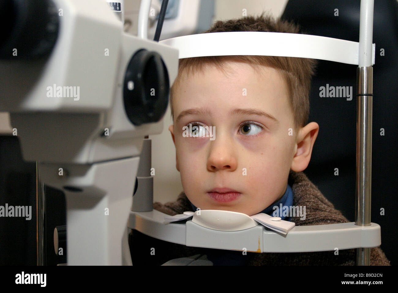 Young child having his eyes tested at opticians Stock Photo - Alamy