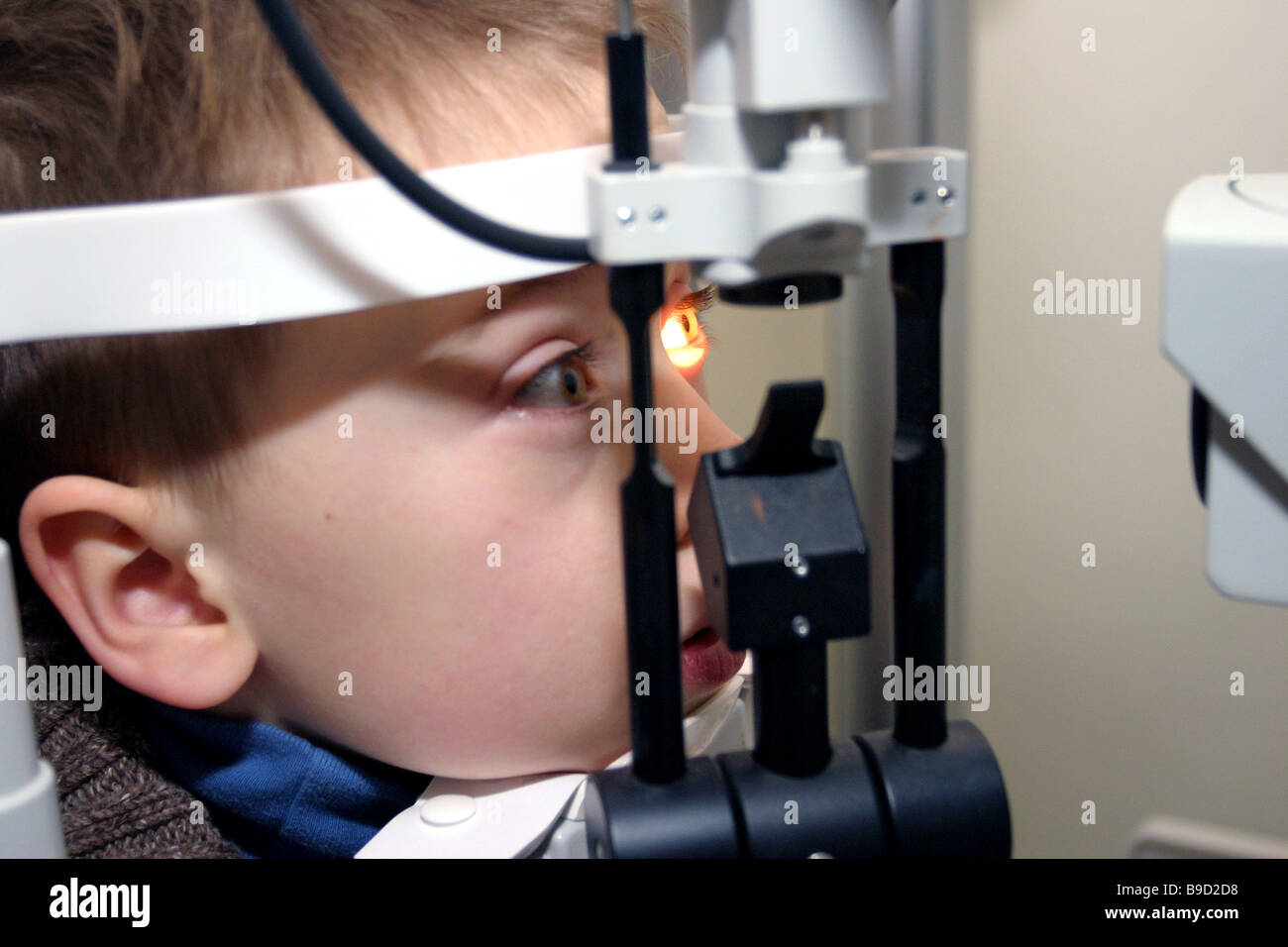 Young child having his eyes tested at opticians Stock Photo - Alamy