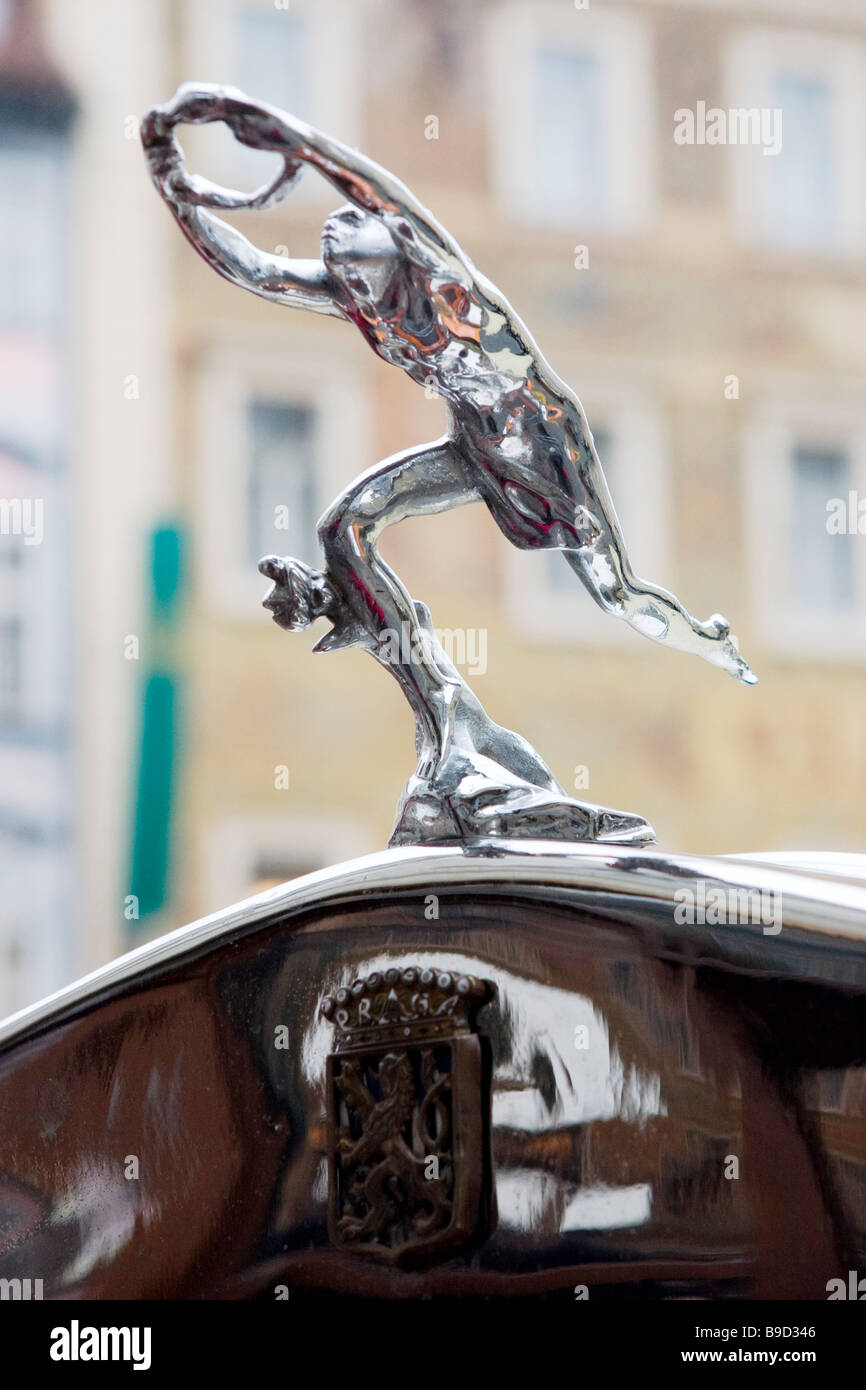 Car grille emblems hi-res stock photography and images - Alamy