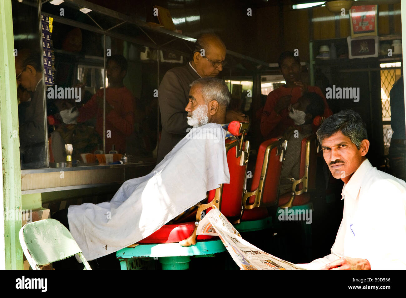 Indian barbershop hi-res stock photography and images - Alamy