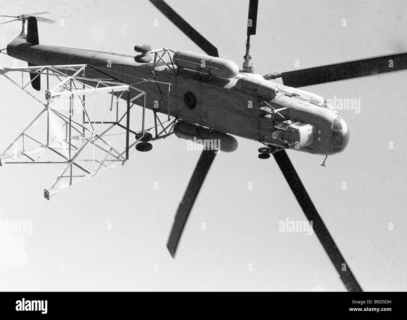 A helicopter Mi 10K delivering a pylon to the construction site of a ...