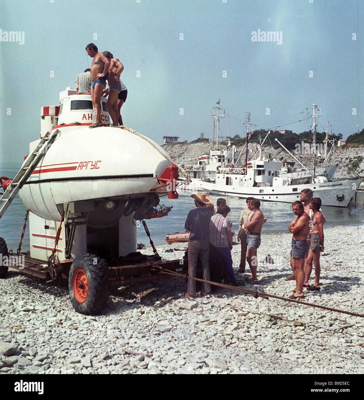 The Argus research submersible ready to be launched Stock Photo - Alamy
