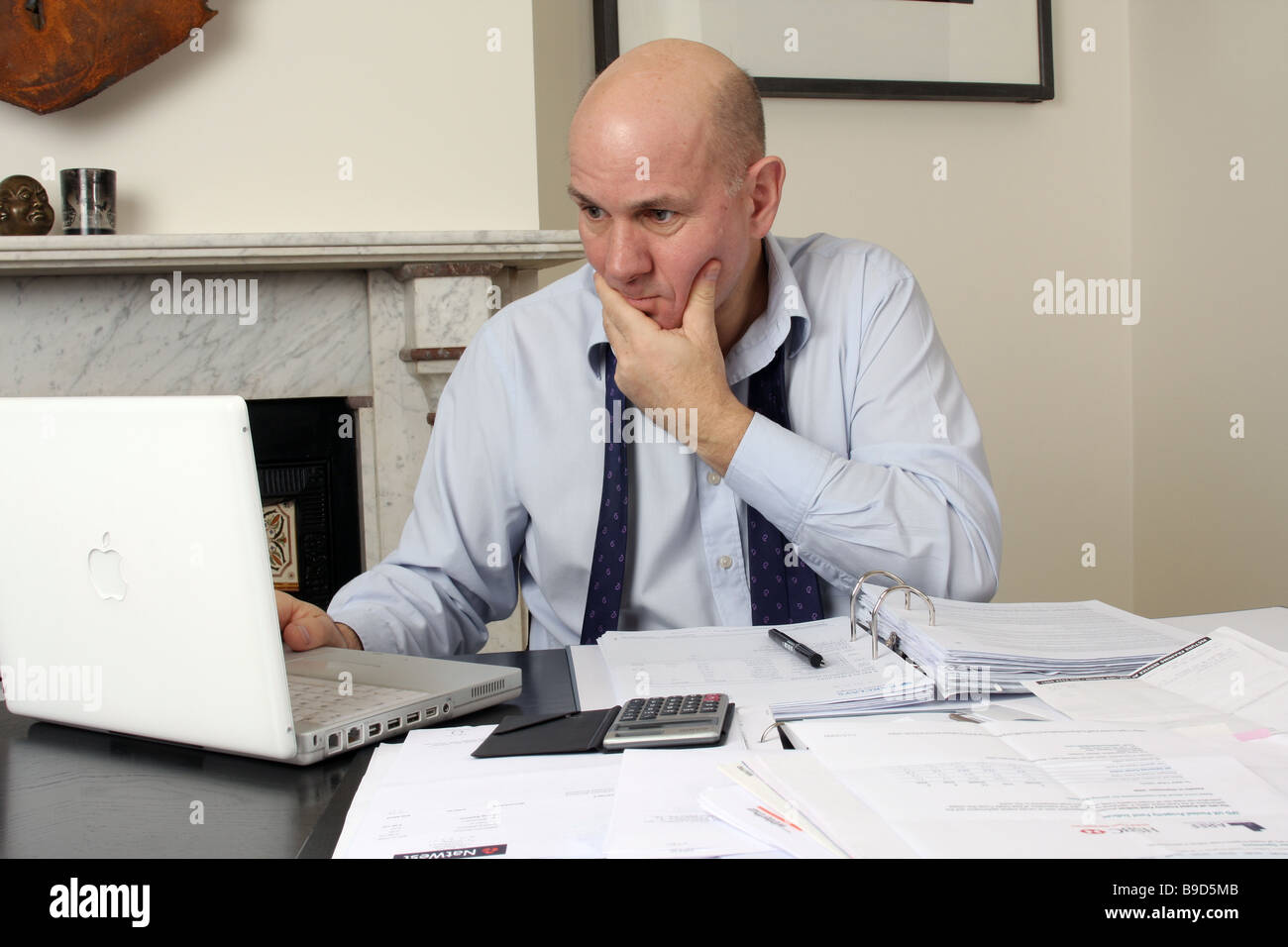Accounts figures hi-res stock photography and images - Alamy