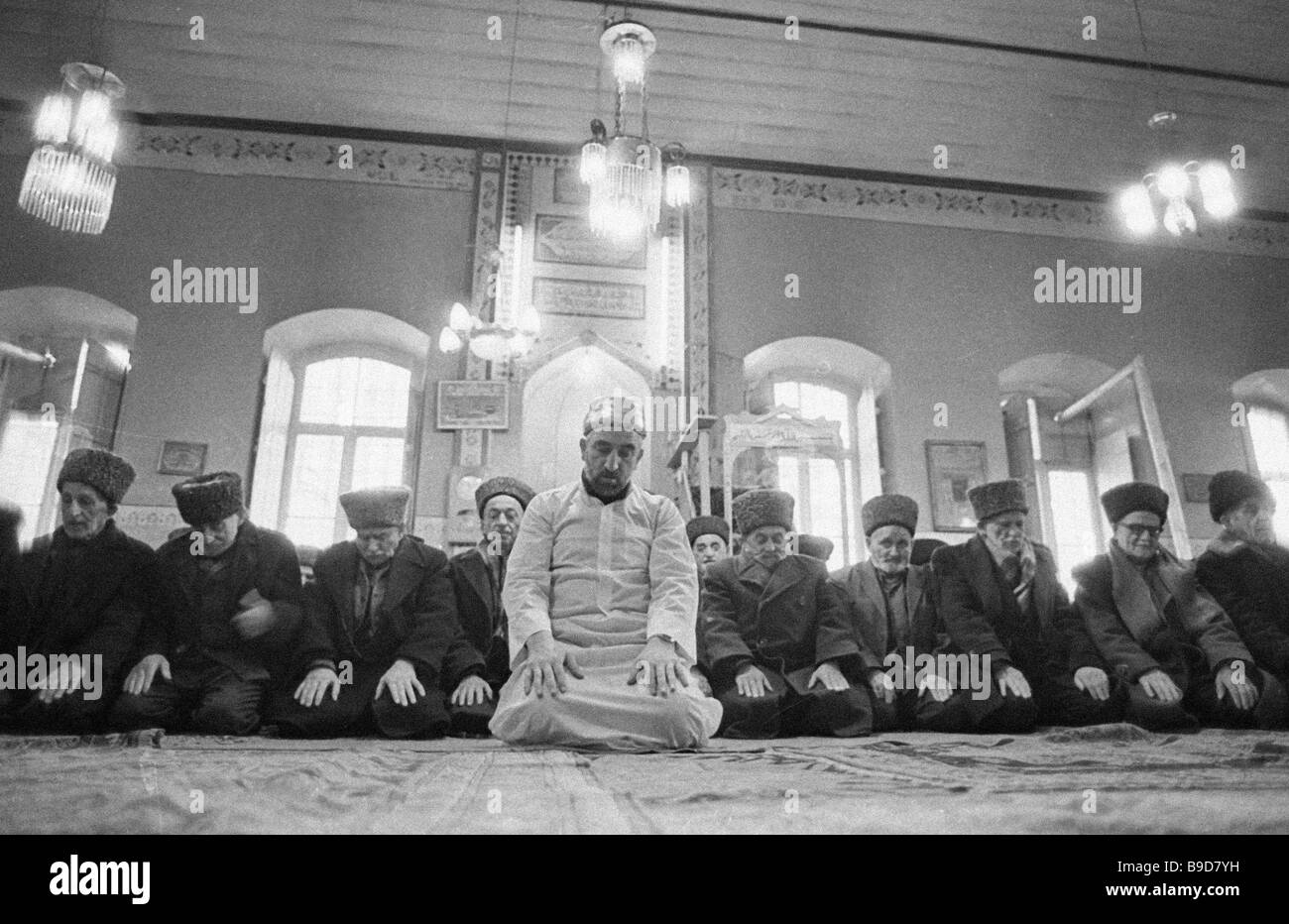 Moslems praying in the Shchekinsky mosque Stock Photo - Alamy