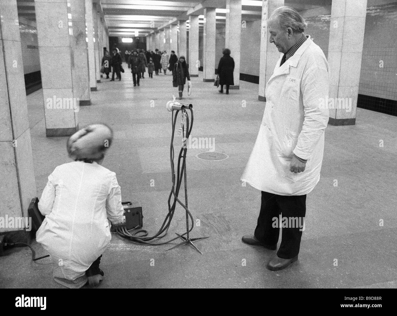 Laboratory assistants check air quality inside Moscow subway Stock ...