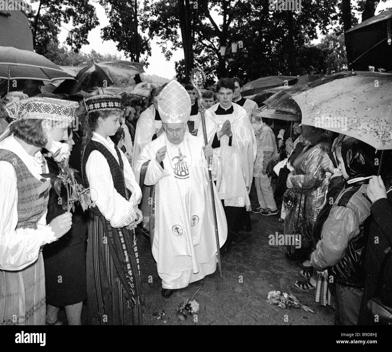 City believers meet the Archbishop Ludwikas Pavilonis center arriving ...