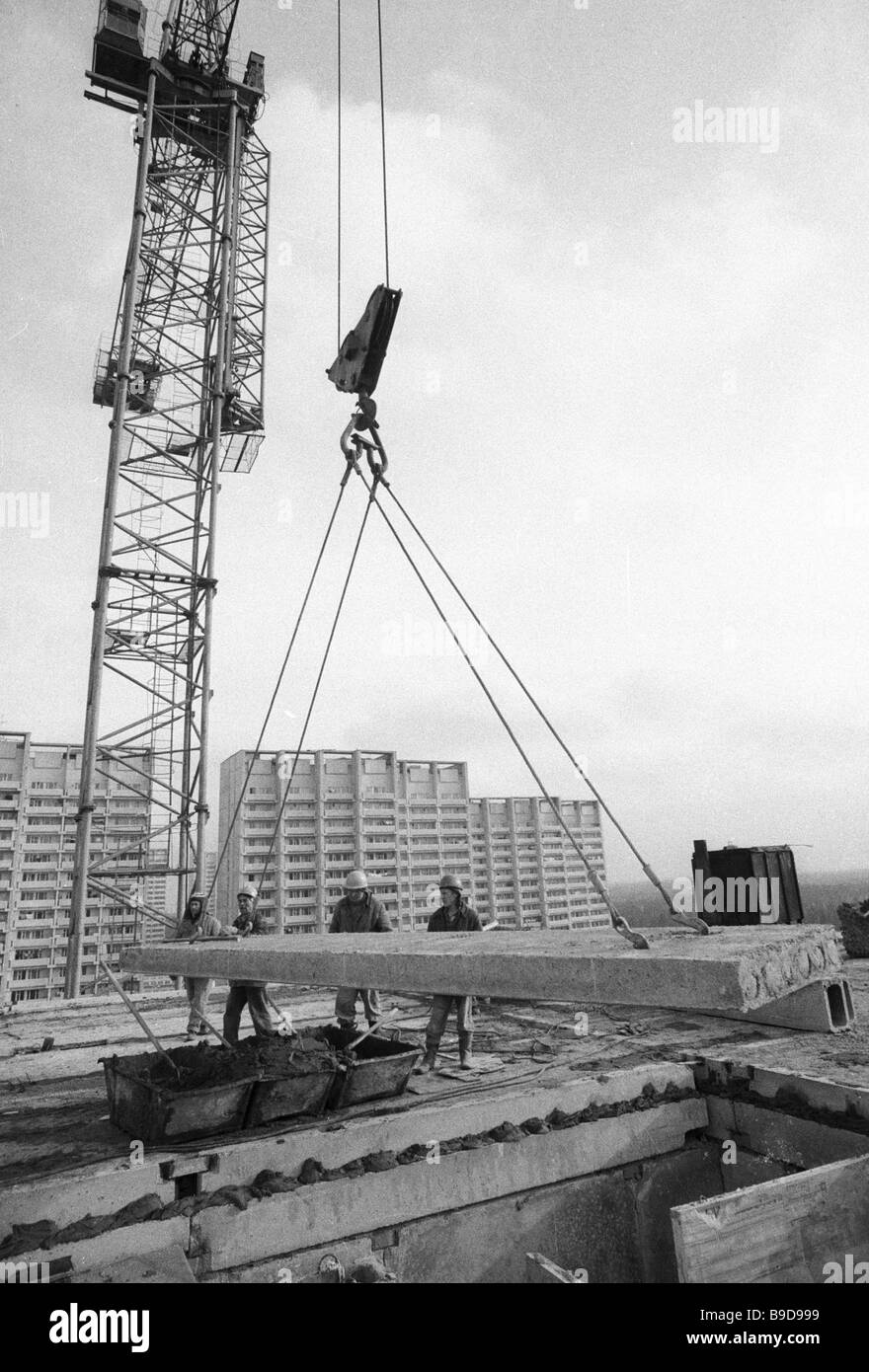 A rising block of apartments in Zelenograd Stock Photo - Alamy