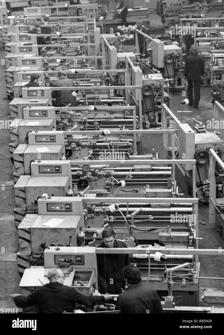 Workers of the Moscow machine building Krasnyi Proletarii Red ...