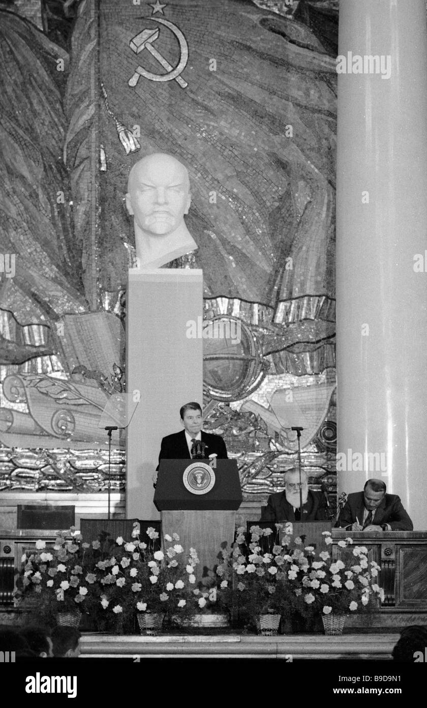 U S President Ronald Reagan meeting with Moscow University students ...