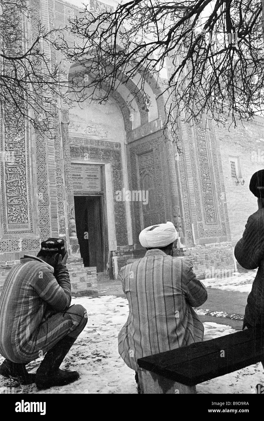 Believers praying near Mohammad Basharo Mausoleum Stock Photo - Alamy