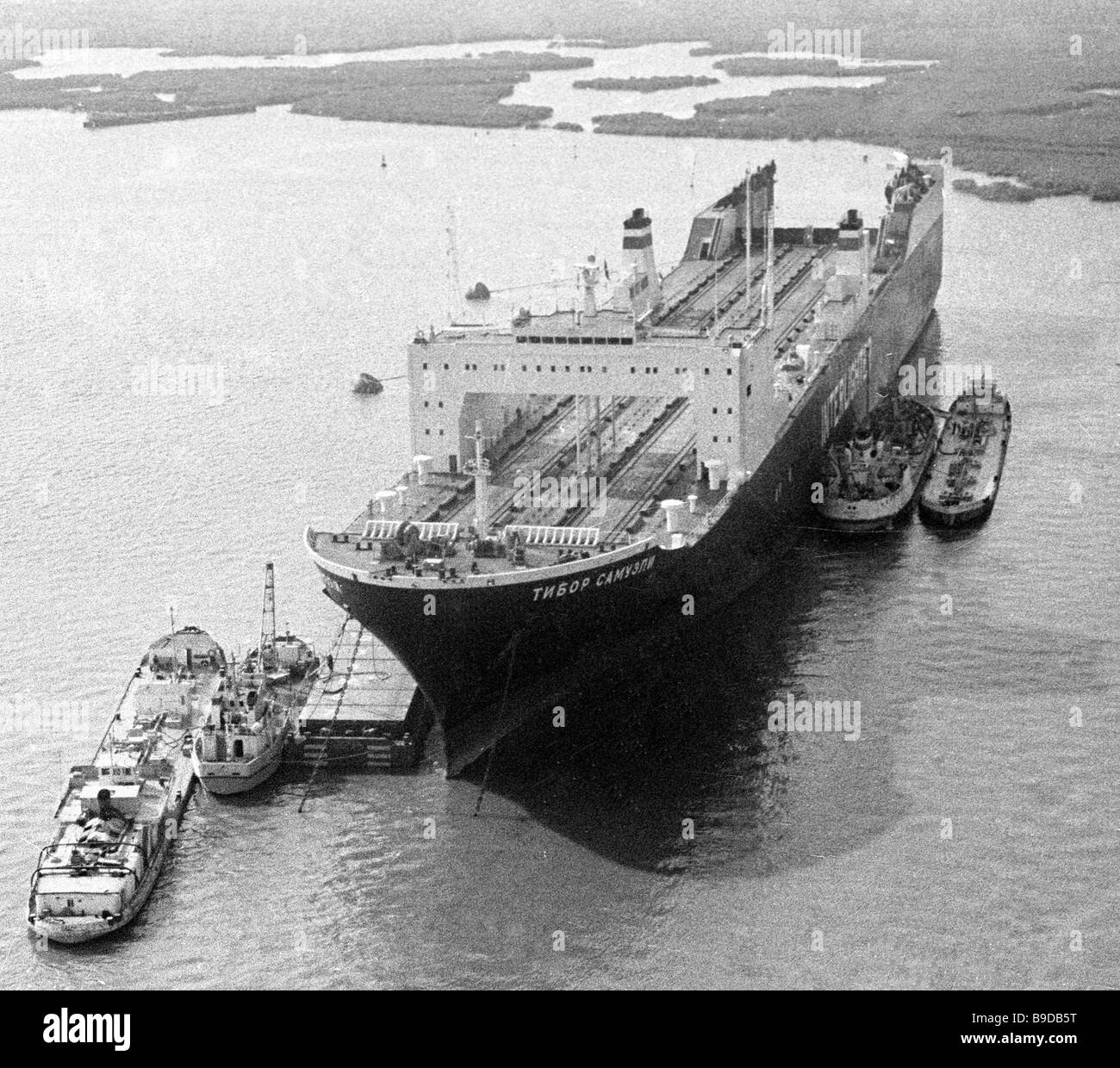 Loading the barge carrying ship Tibor Szamuely Stock Photo - Alamy