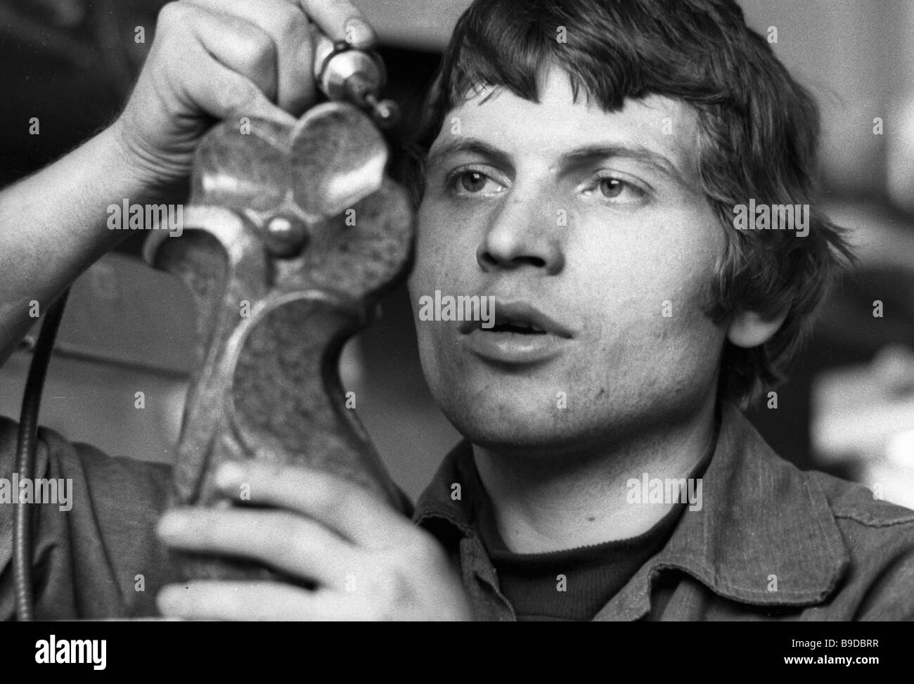 An artist stone carver of the Russkie Samotsvery Russian Gems factory ...