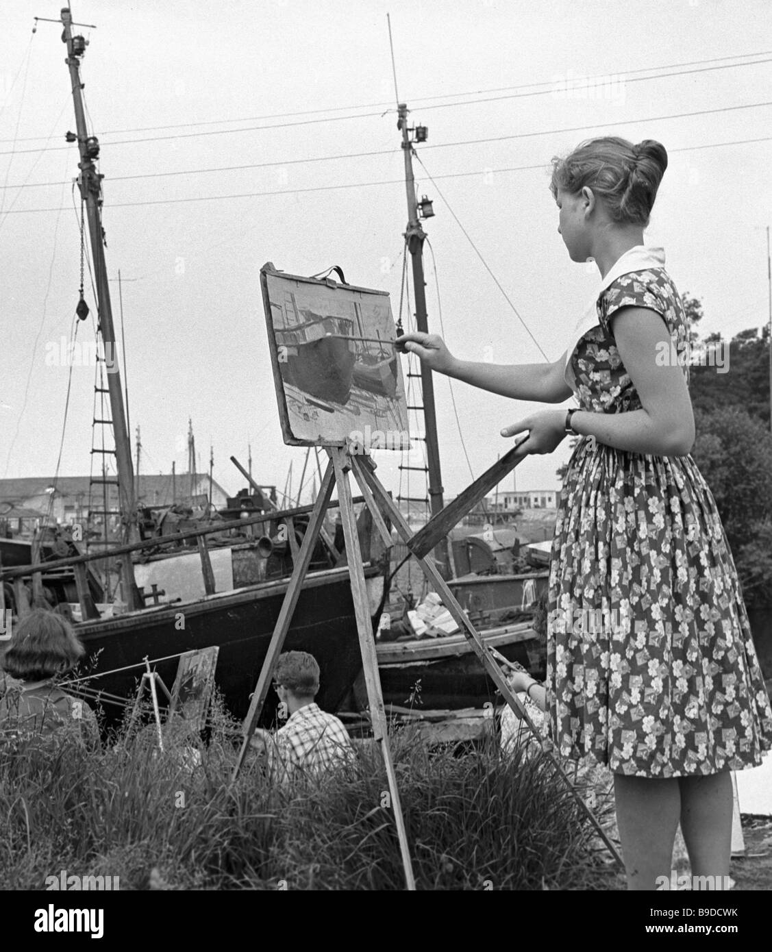 Lady artist out sketching Stock Photo - Alamy