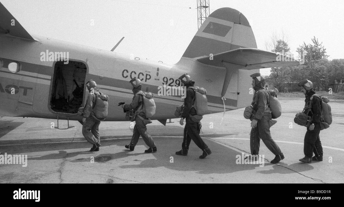 A detachment of parachuter firefighters are boarding an aircraft Stock ...
