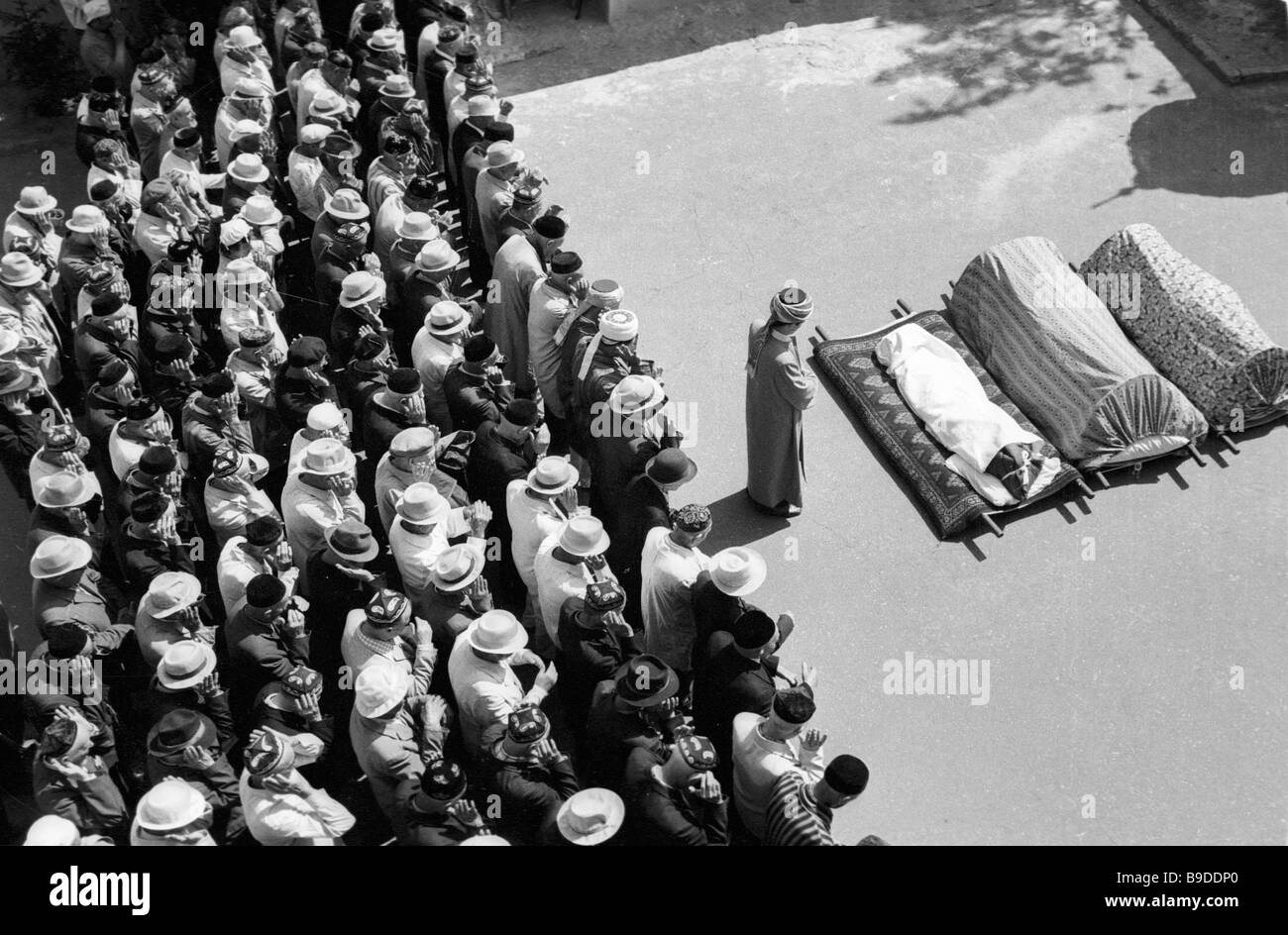 The dead buried according to Islamic ritual Stock Photo - Alamy