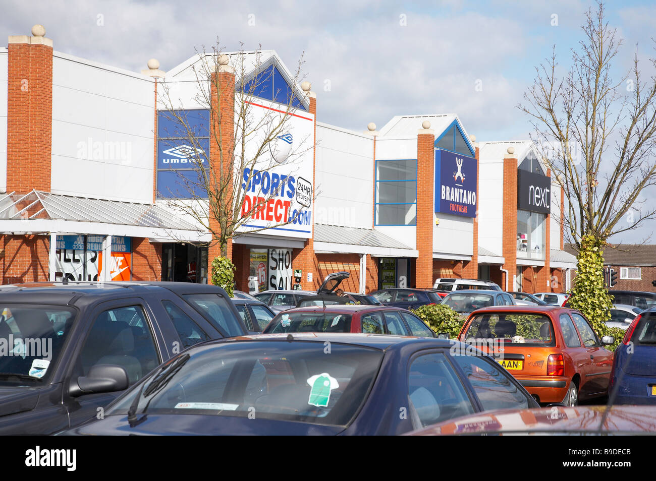 Shops car park retail hi-res stock photography and images - Alamy