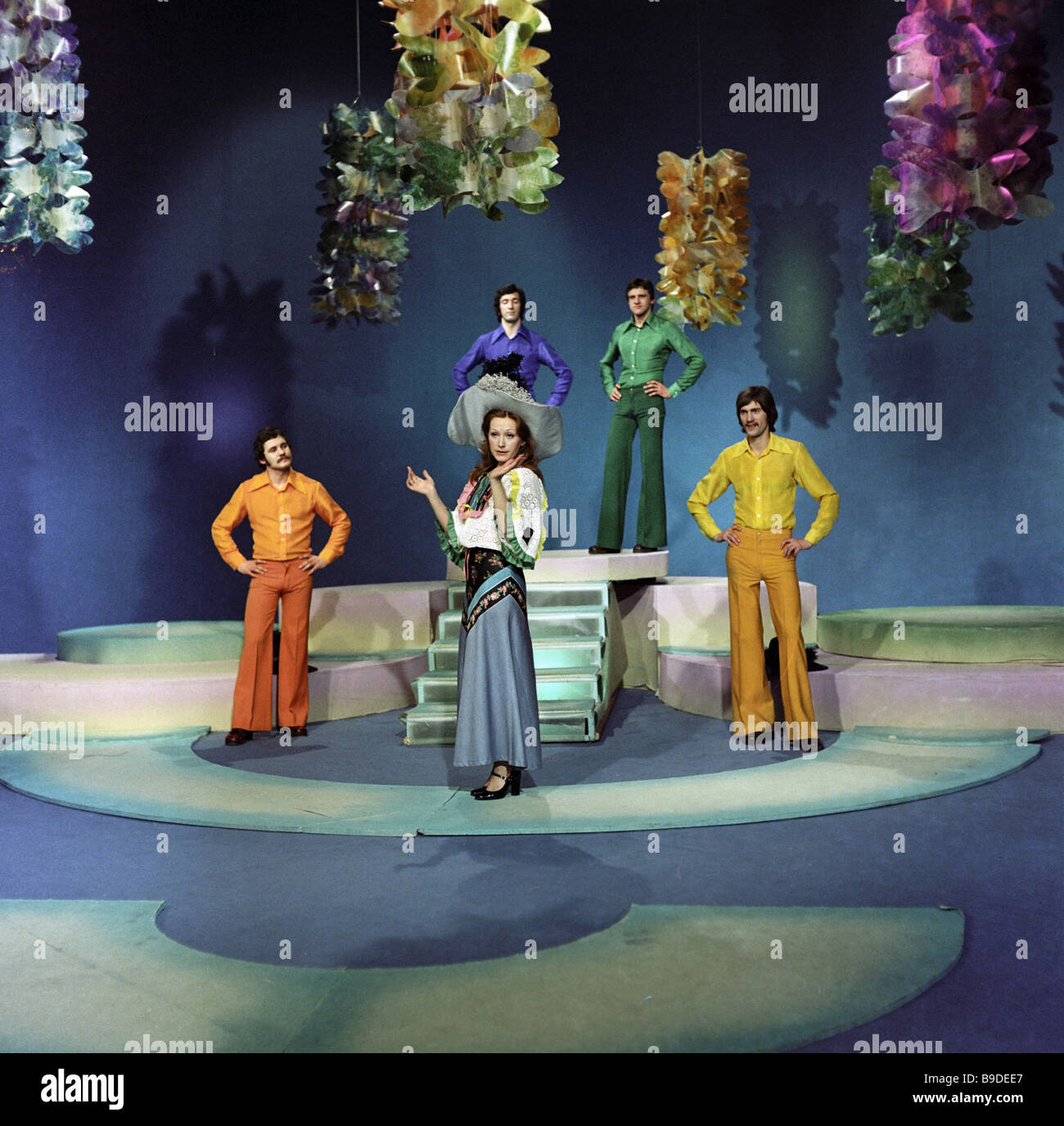 Singer Alla Pugacheva centre performing Stock Photo - Alamy