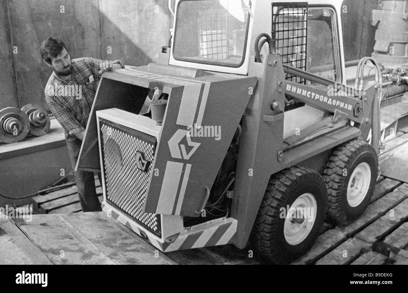 Testing a mini loader built by the VNIIstroidormash research and ...