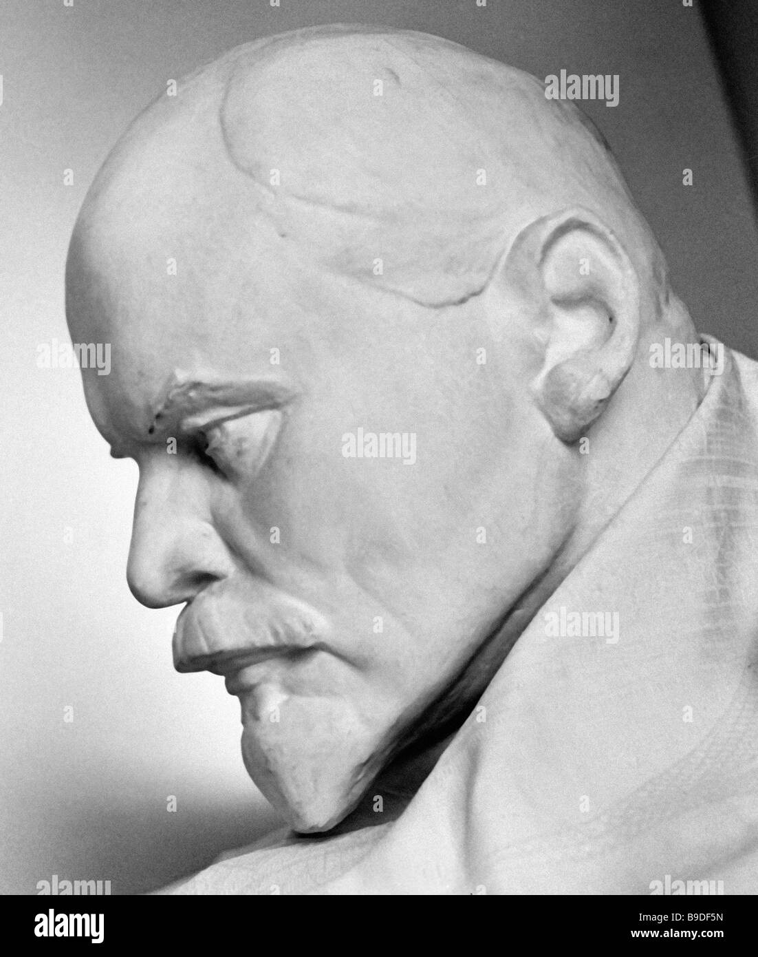 Sculptured portrait of Lenin by Nikolai Andreev Stock Photo - Alamy
