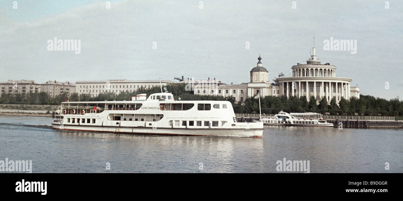 A ship on the Volga Stock Photo - Alamy