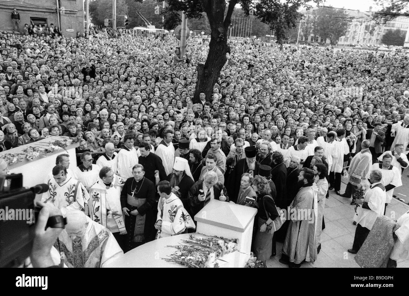 The believers greet the Primate of the Polish Catholic church Cardinal ...