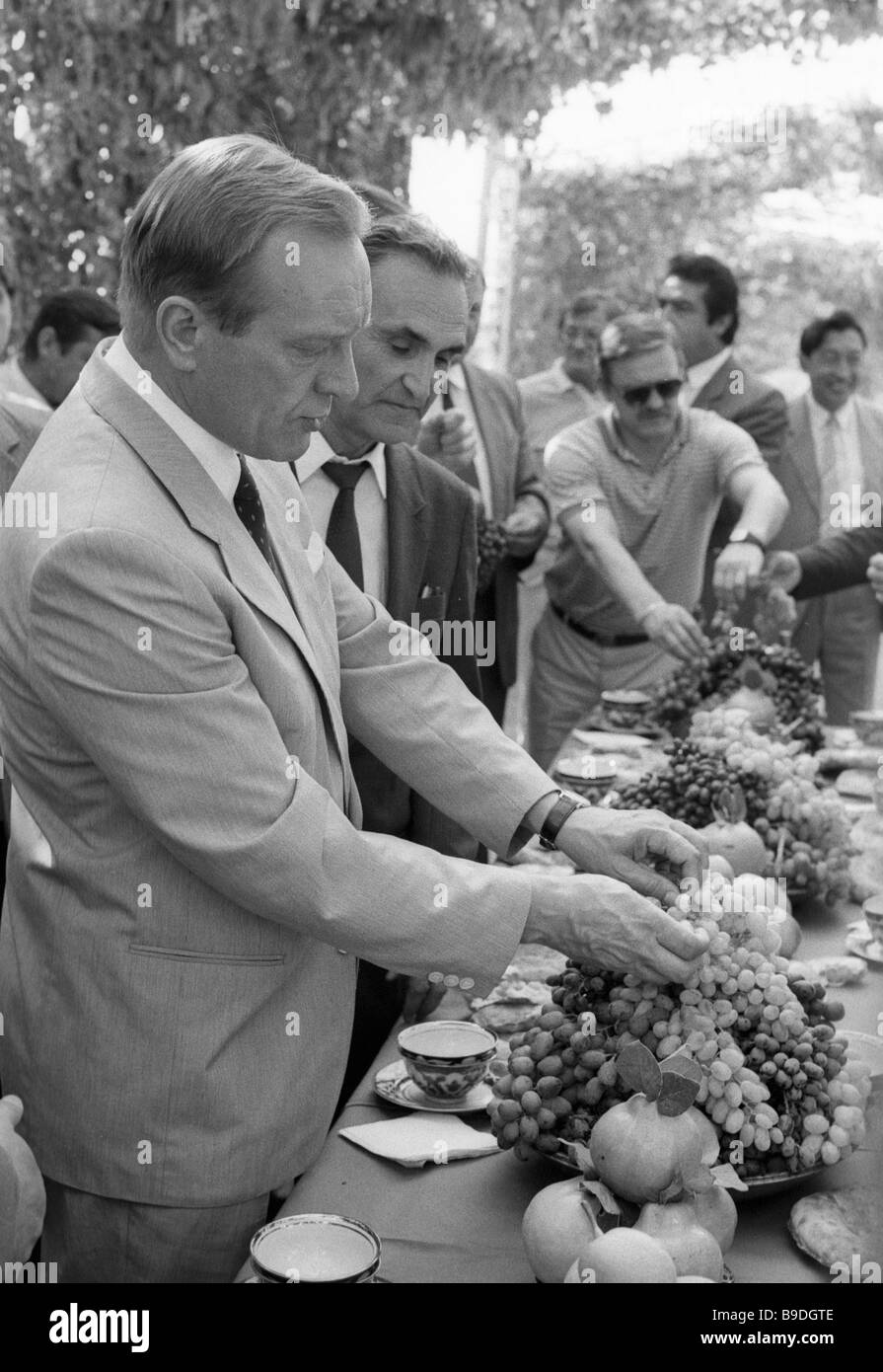 Finland s Prime Minister Harri Holkeri left tasting grapes at the ...
