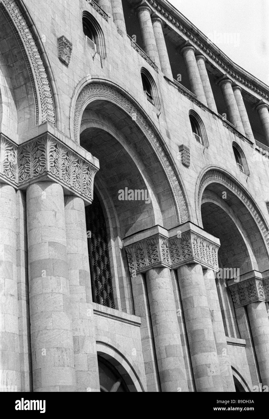 Part of building in Lenin Square in Yerevan Stock Photo - Alamy