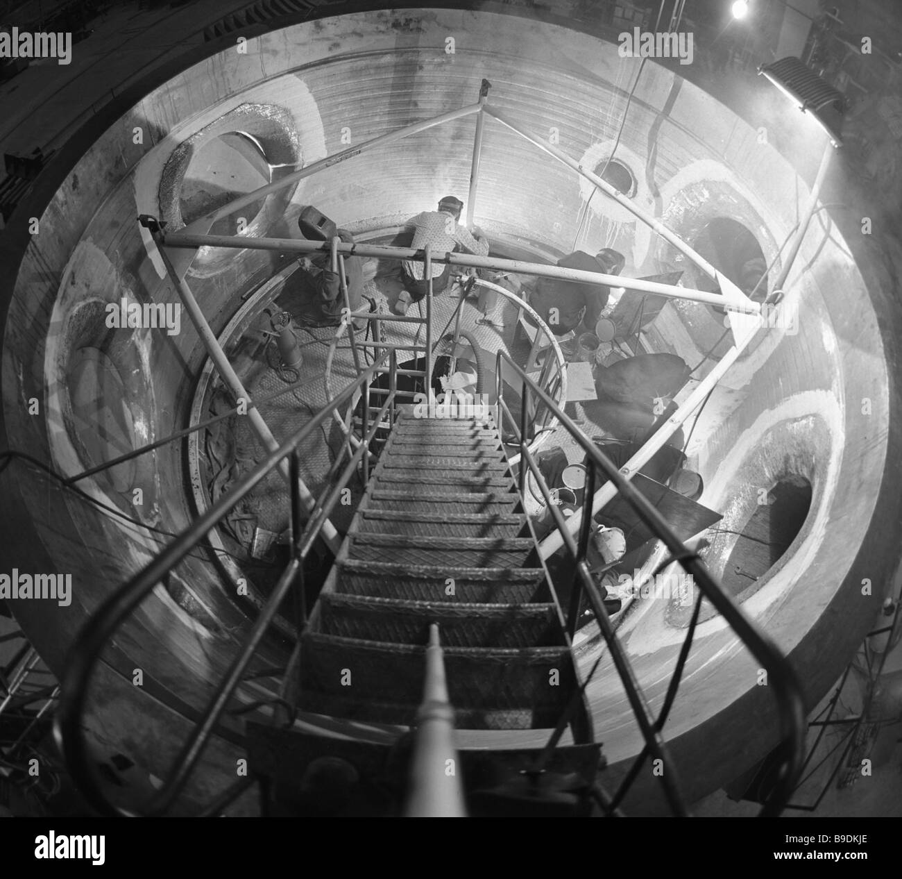 Nuclear reactor body seam welding at Volgodonsk atomic power ...