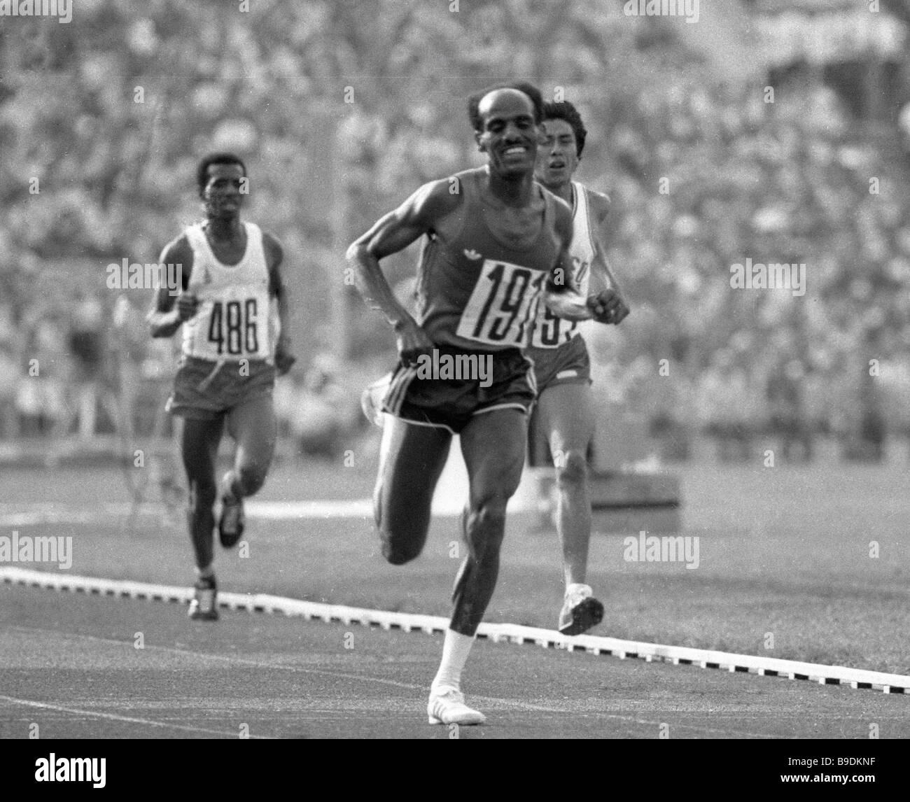 Ethiopia s Mirus Yifter No 191 in a 10 000 meter running race at the ...