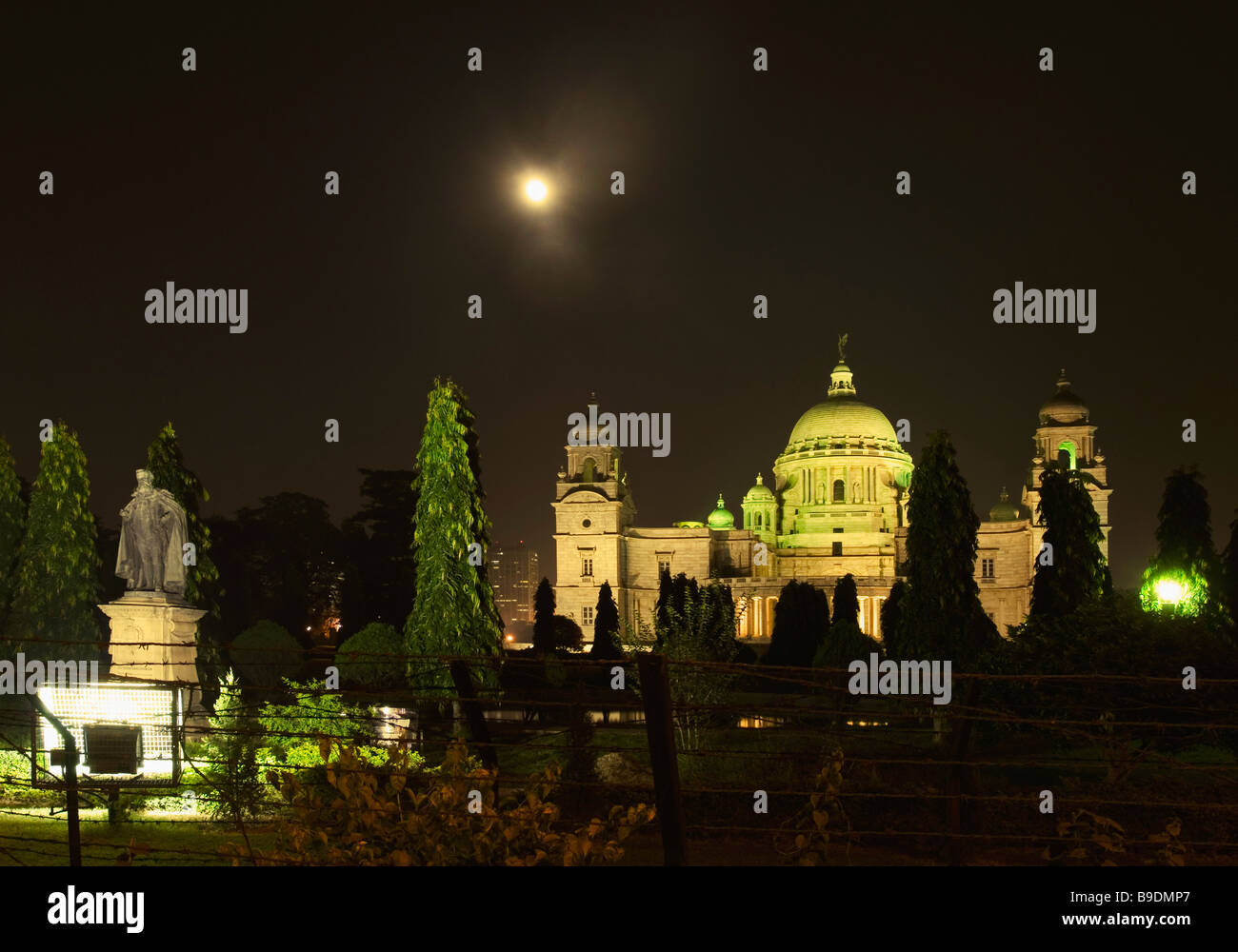 Museum lit up at night, Victoria Memorial, Kolkata, West Bengal, India ...