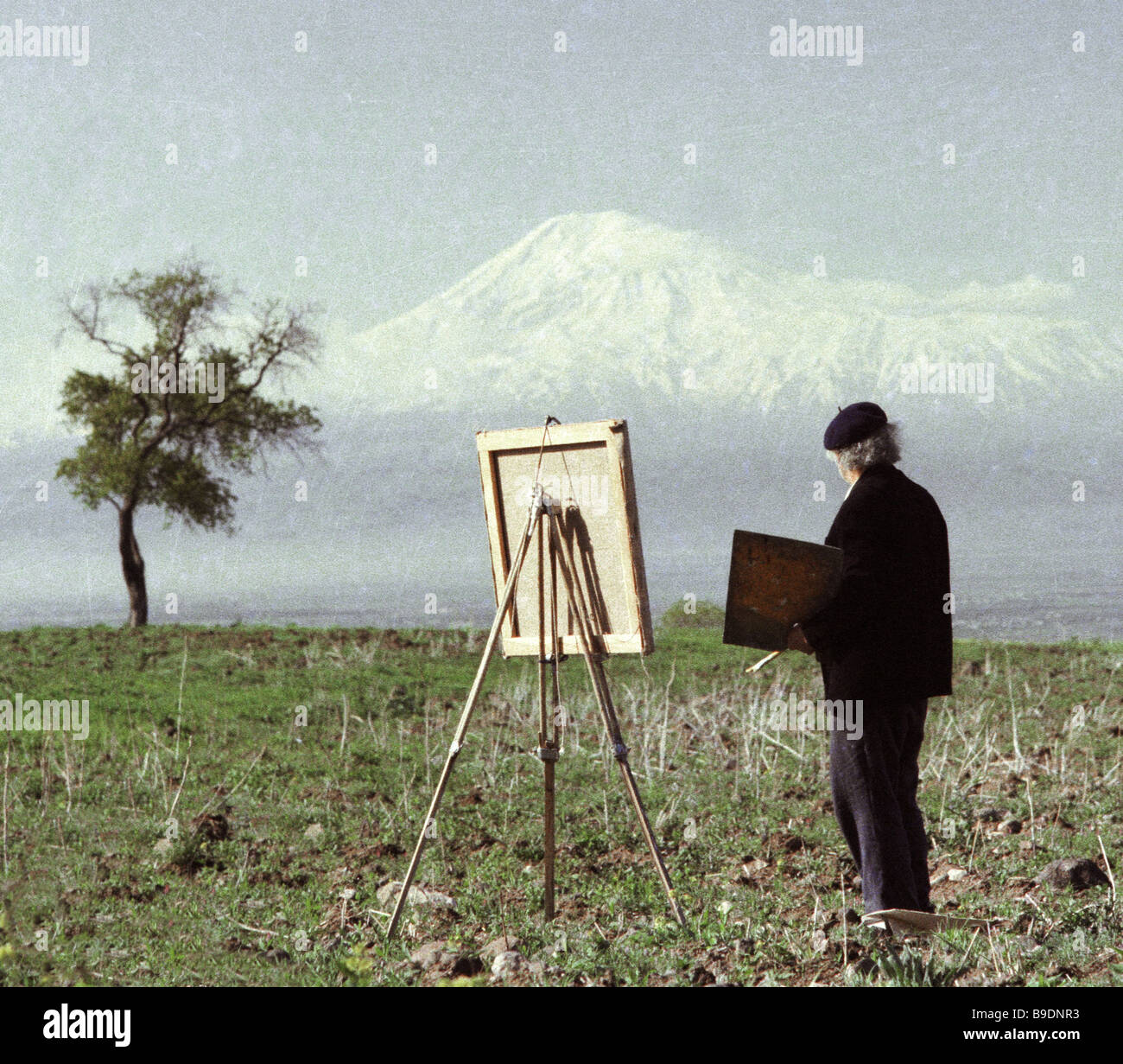 Artist Oganes Zardaryan making sketches Stock Photo - Alamy