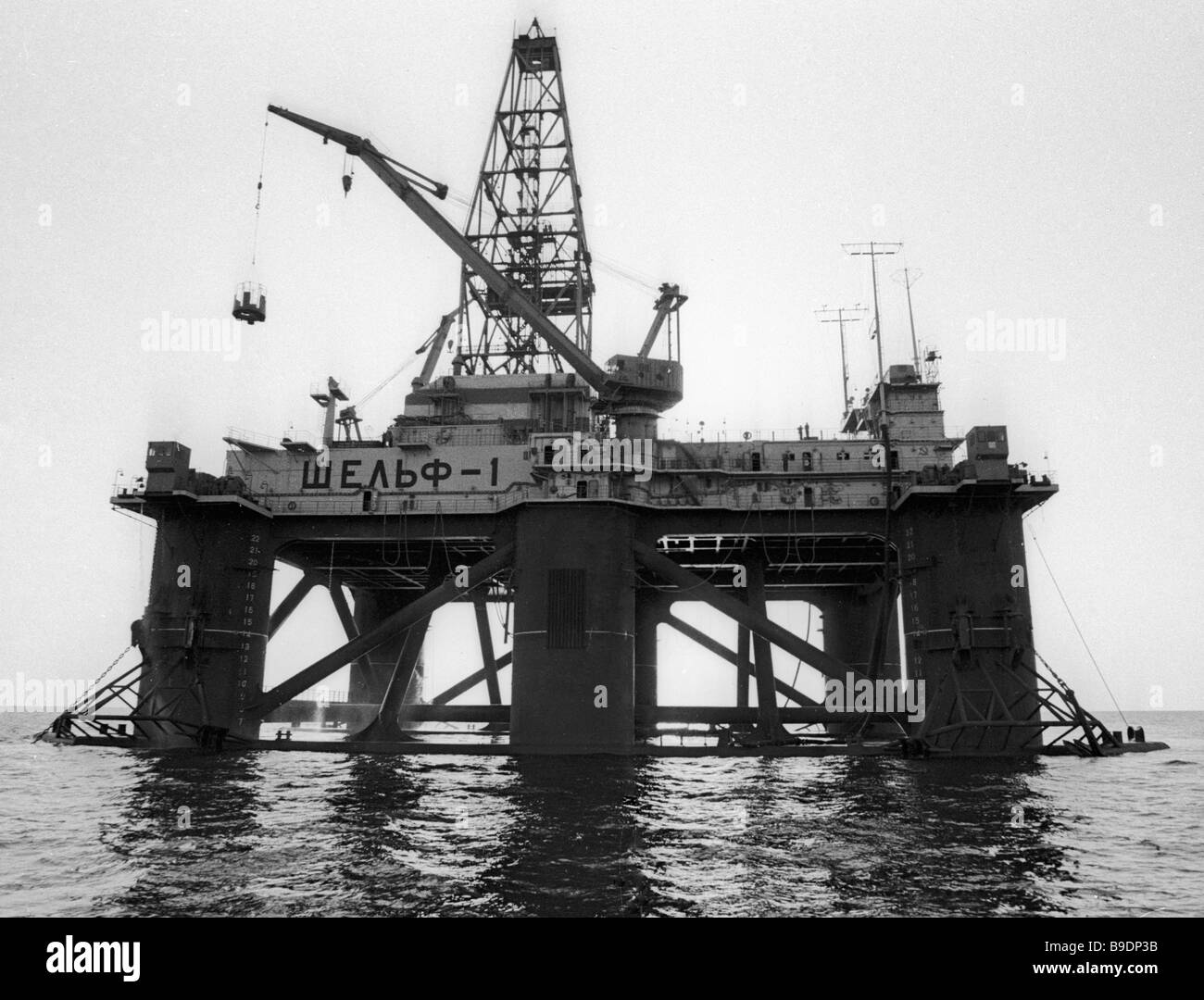 Semisubmerged Shelf 1 drilling rig Stock Photo - Alamy
