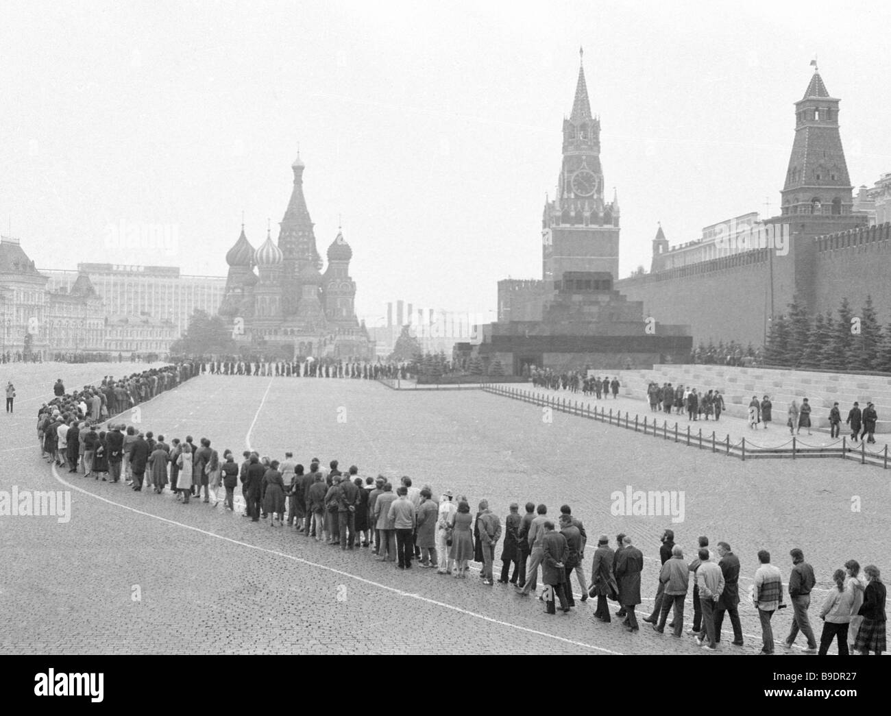 A queue to the Mausoleum on Red Square Stock Photo - Alamy