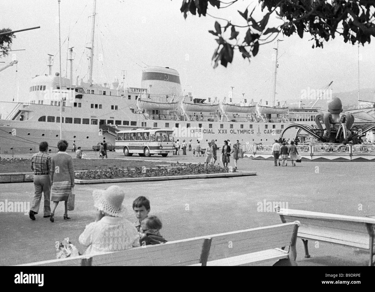 Yalta sea port embankment Stock Photo - Alamy