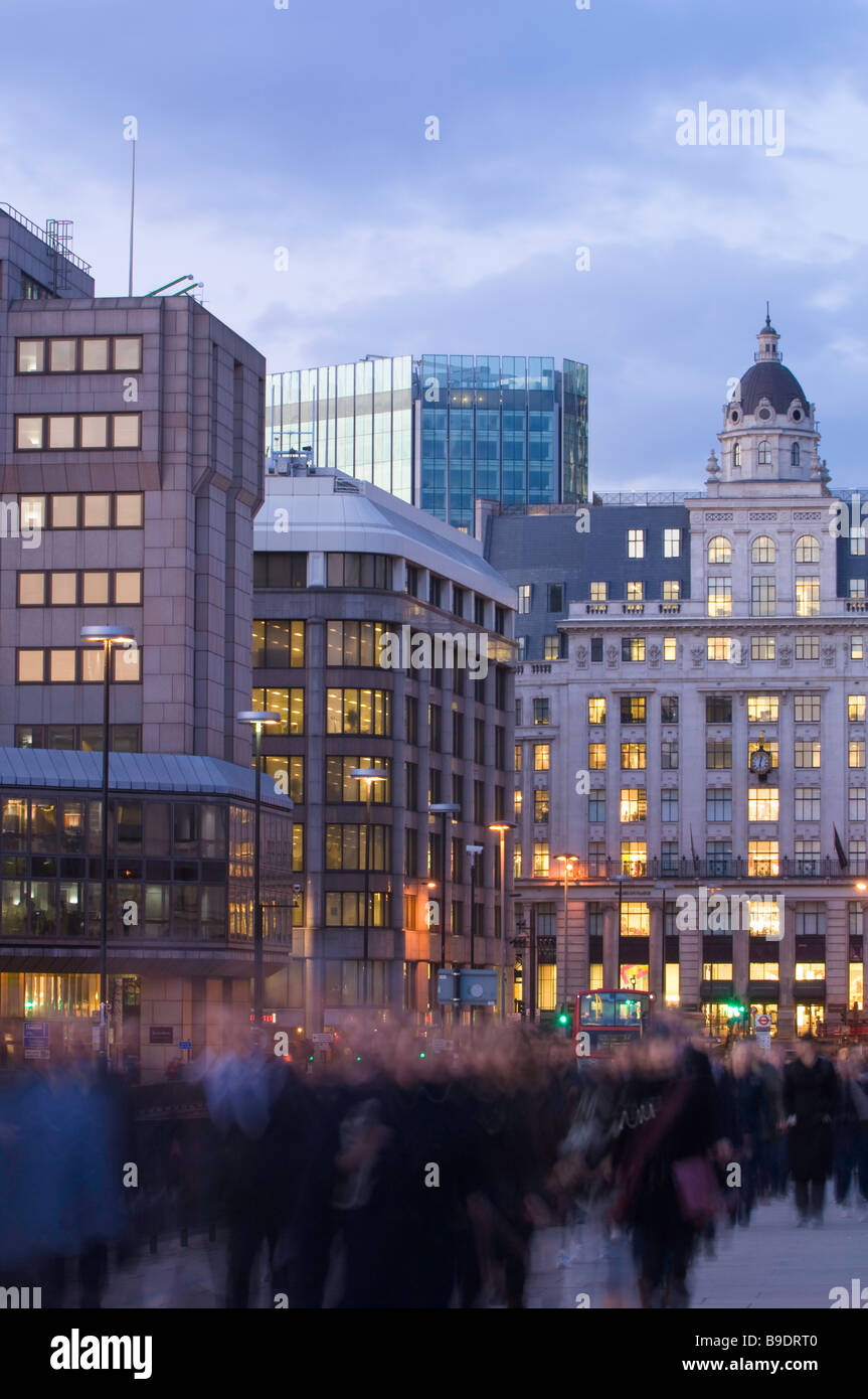 Walking london bridge commuter hi-res stock photography and images - Alamy