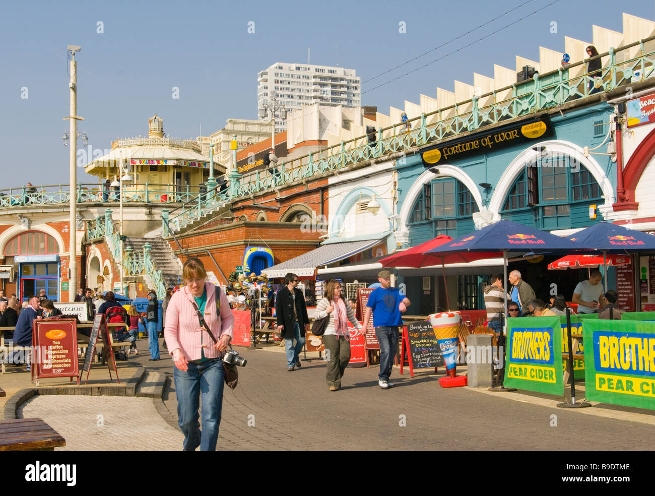 Brighton seafront and promenade hi-res stock photography and images - Alamy
