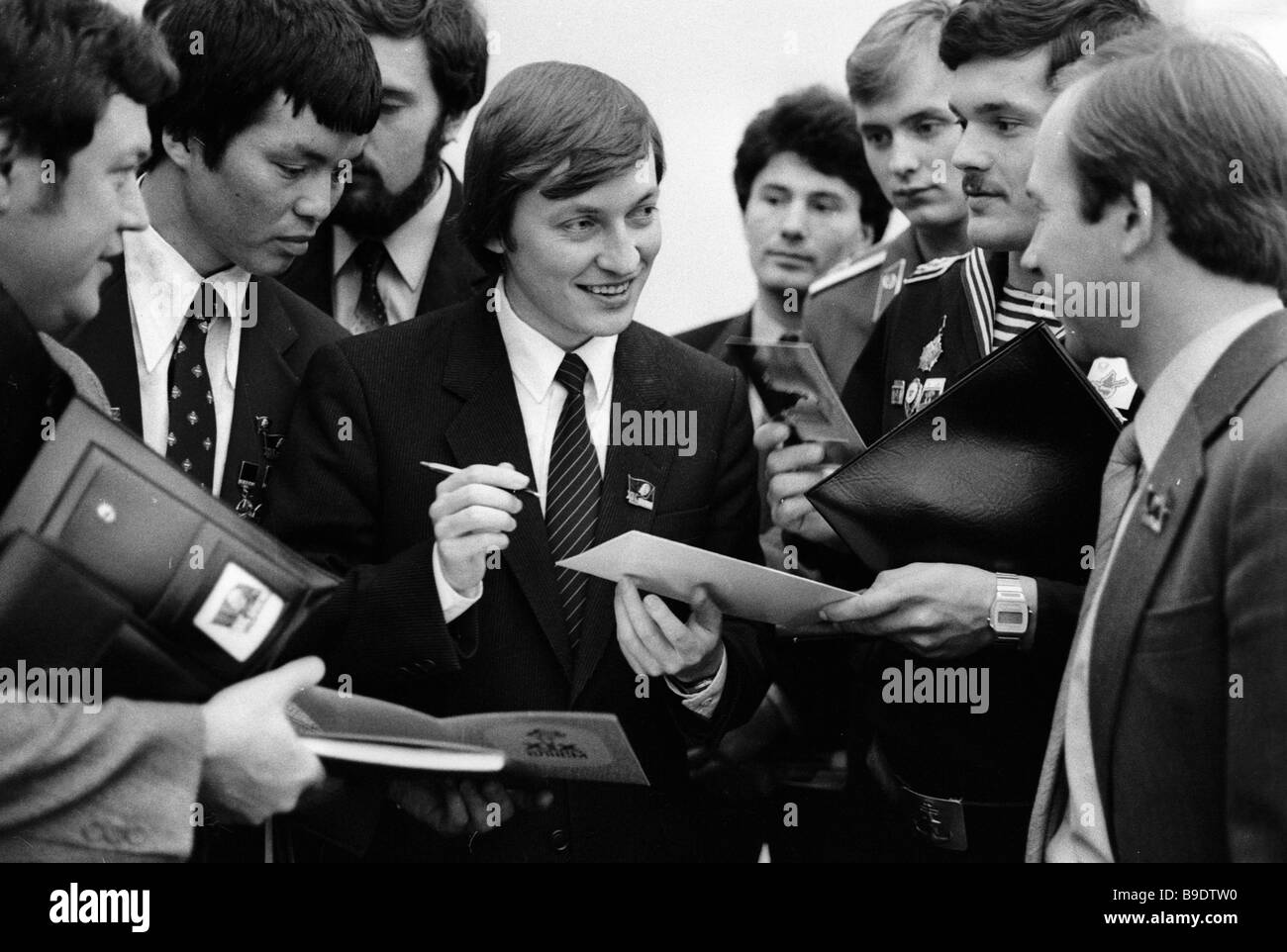Anatoly Karpov Chess Champion Black and White Stock Photos & Images - Alamy Anatoly Karpov Chess Champion Black and White Stock Photos & Images - Alamy